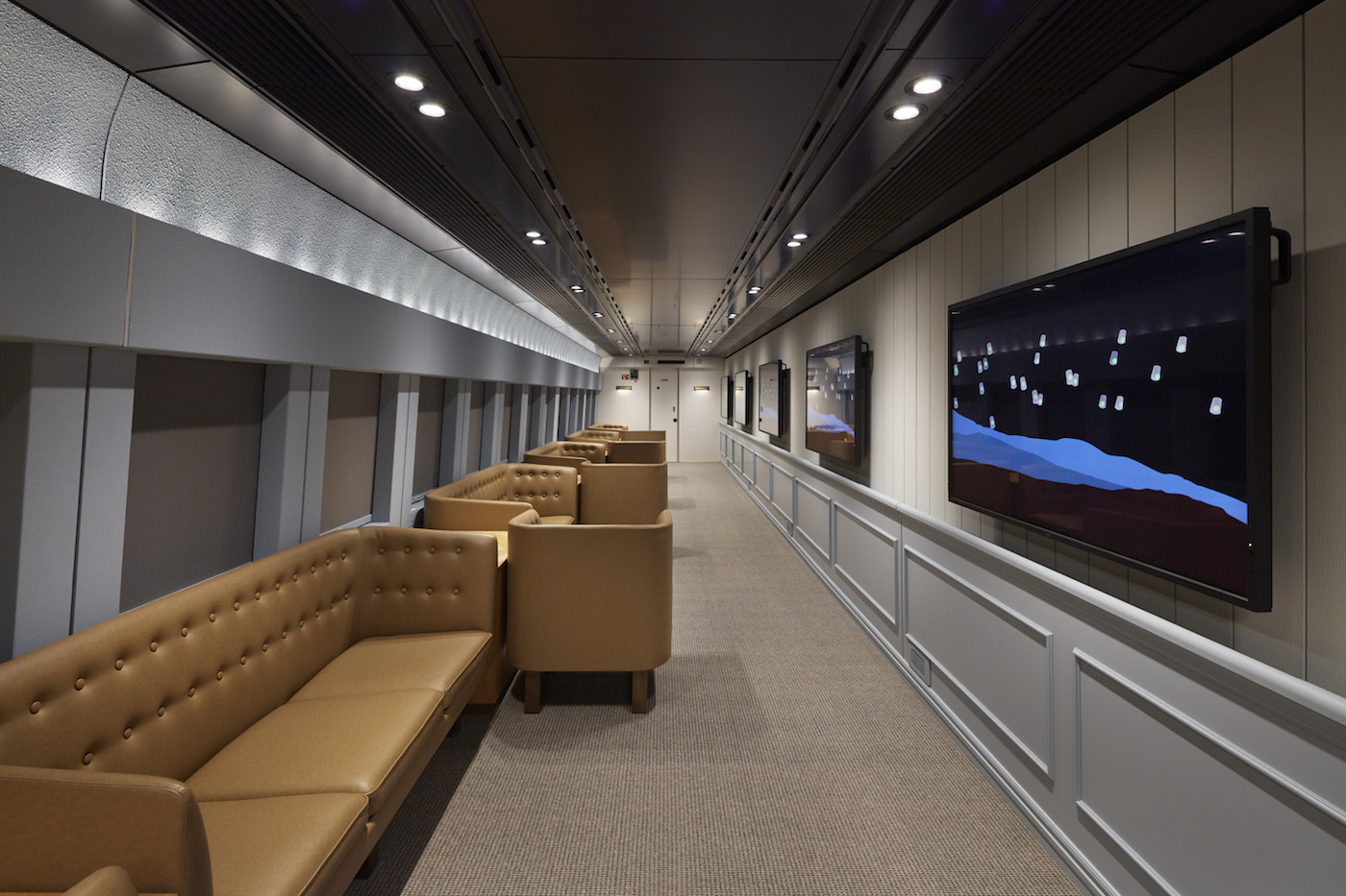 In France and Japan, Trains Now Bring the Art to You