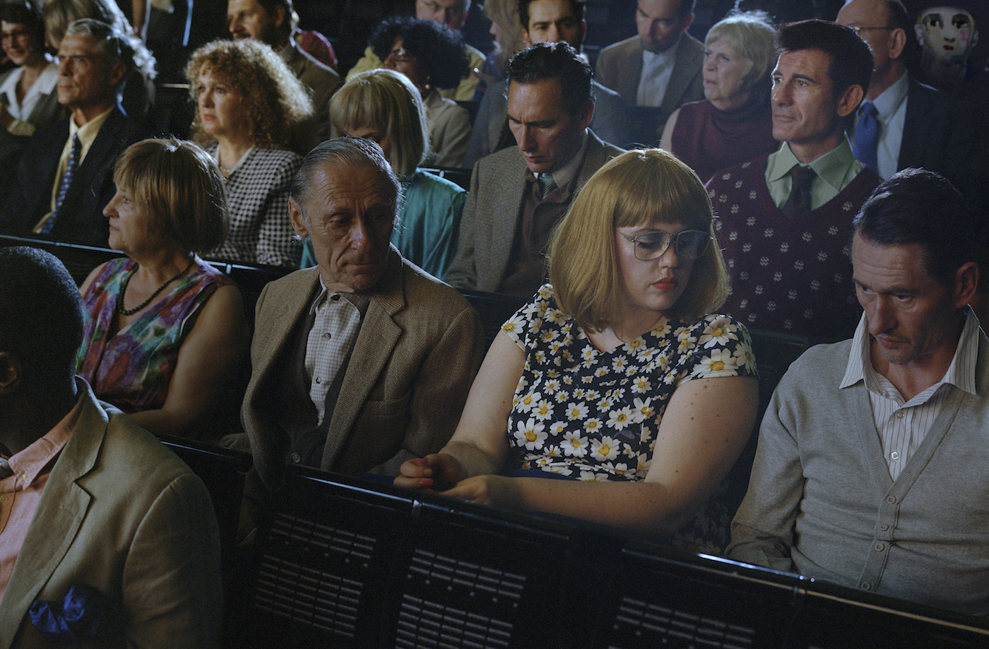 Seeing a Horror Movie Through the Reactions of Its Spectators