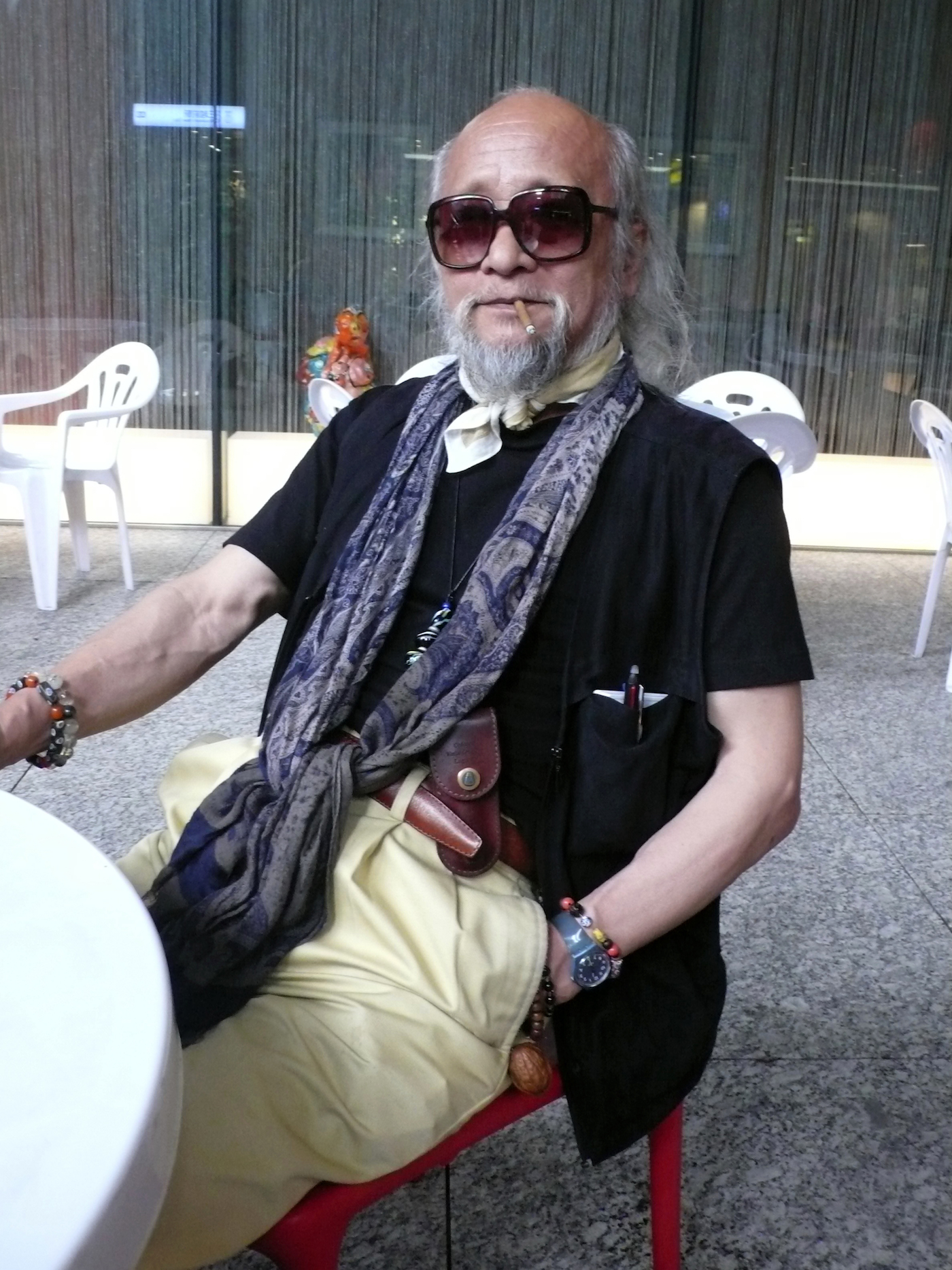 In Hiroyuki Doi’s Tiny Circles, Expanding Miniature Universes