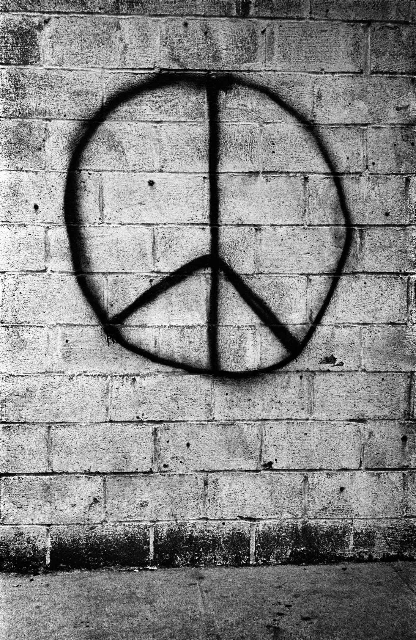 The 1960s Photographer Who Documented the Peace Sign as a Political Symbol