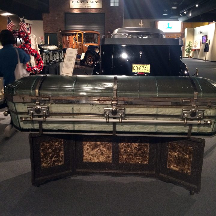 A 1903 Proposal to Preserve the Dead in Glass Cubes