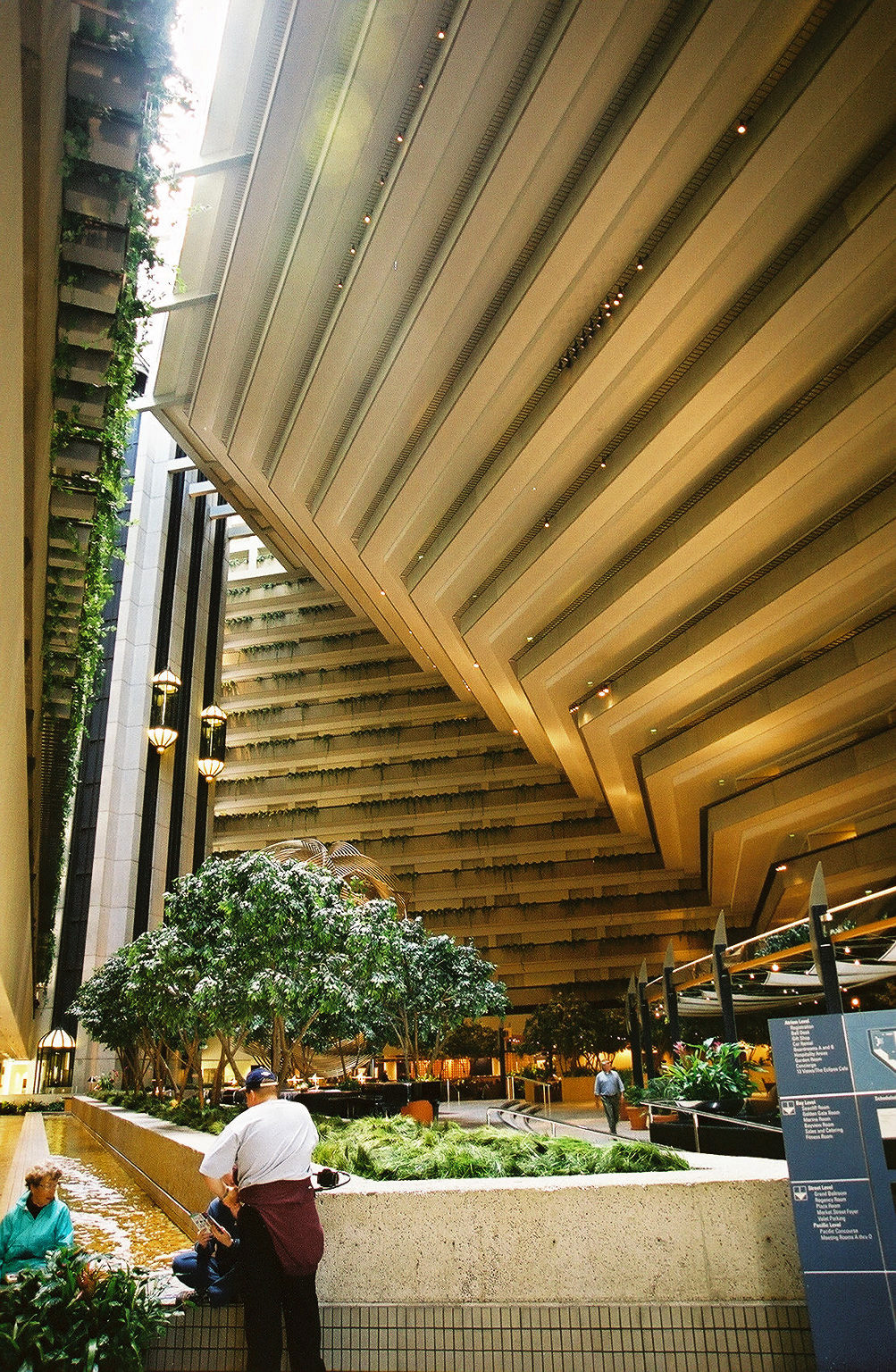 John Portman, the Architect Who Made Modernist Atriums Sci-fi, Dies at 93