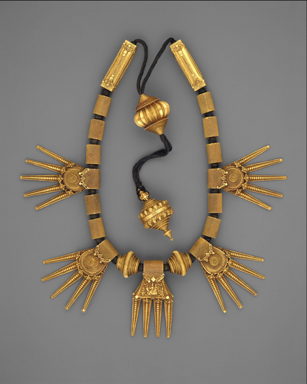 The History of Jewelry, from Ancient Mesopotamia to Today