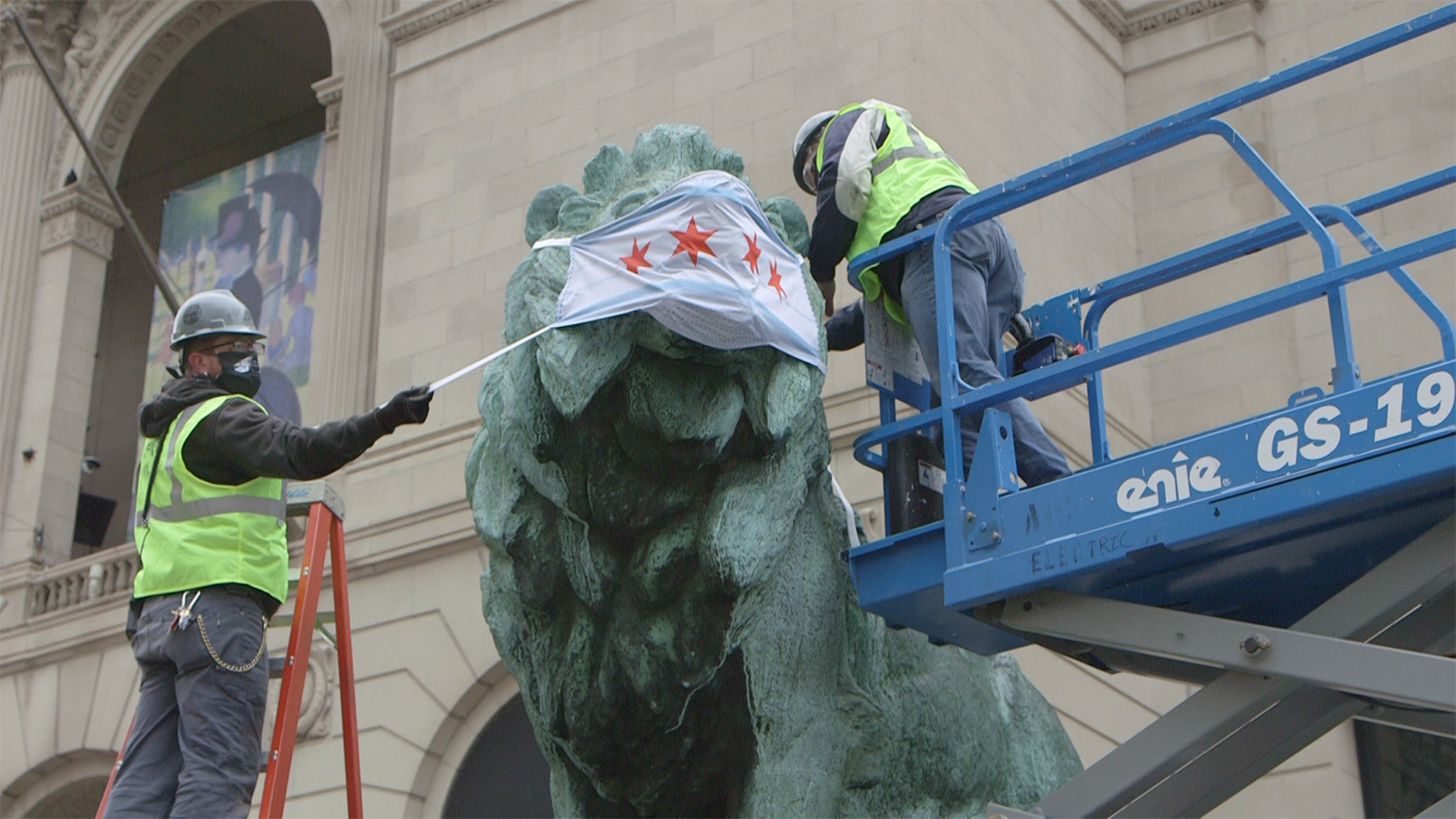 Lion Statues at Art Institute of Chicago Get Face Masks, One Stolen ...