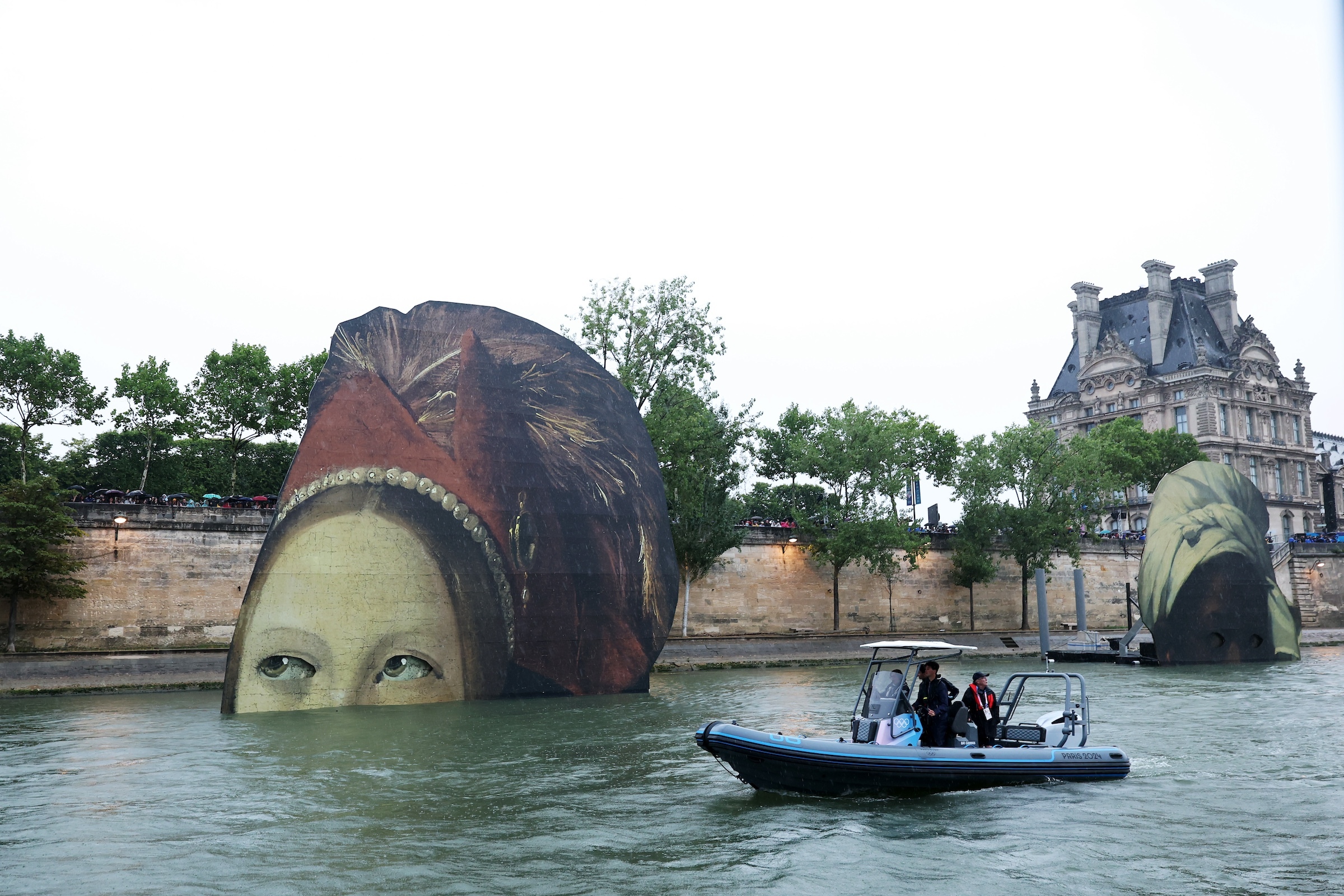 What Are These Big Painted Heads Floating within the Seine? - Artshow24